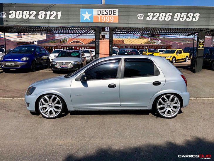 Celta rebaixado com rodas Volcano Wheels London aro 17″