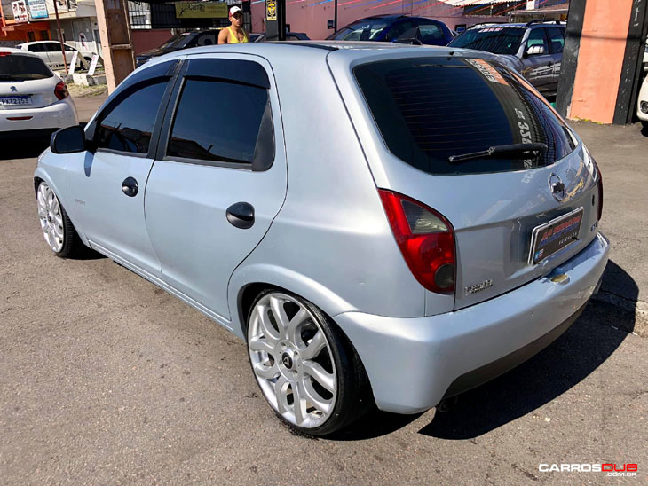 Celta rebaixado com rodas Volcano Wheels London aro 17″