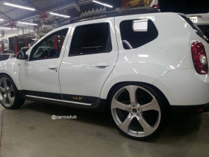 Duster rebaixada com rodas PDW aro 22