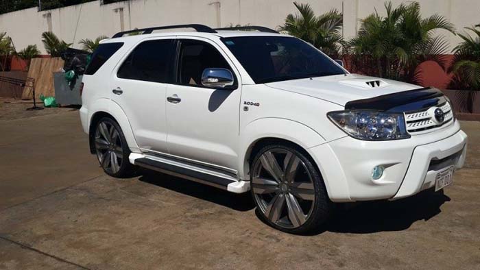 Nova Hilux SW4 com rodas aro 24