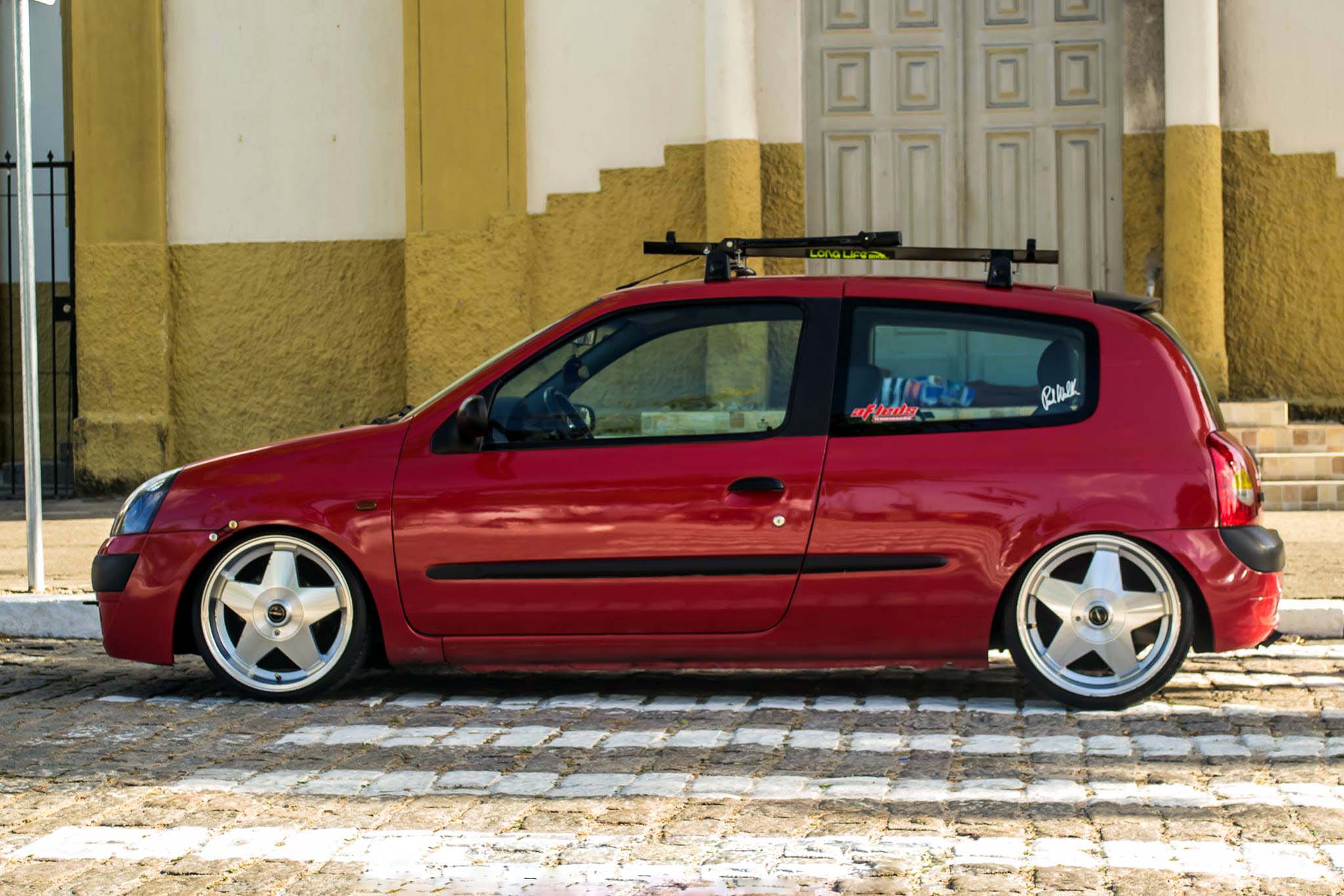 Clio rebaixado com rodas borbet aro 17