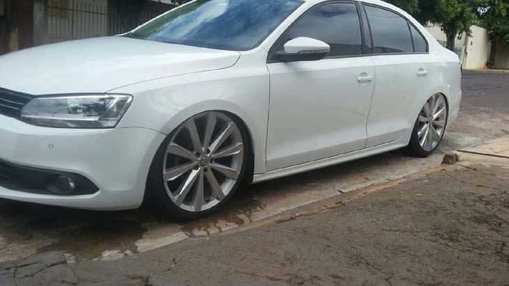 VW Jetta MK6 rebaixado com rodas Volcano Misty aro 20