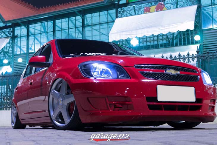Chevrolet Celta rebaixado com rodas aro 17