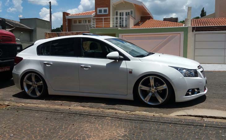 Cruze Hatch rebaixado com rodas M4 aro 20