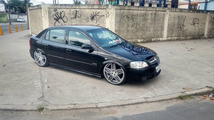 Astra sedan rebaixado com rodas aro 20