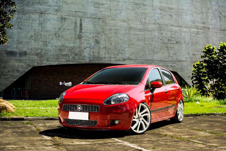 Fiat Punto Black Motion rebaixado com rodas aro 20