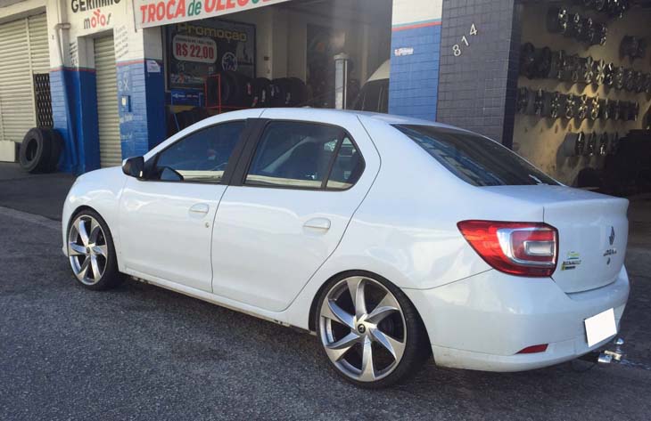 Renault Logan rebaixado com rodas aro 17