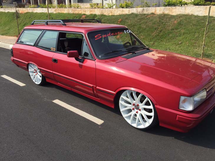 Caravan SS rebaixada com rodas cromadas aro 20