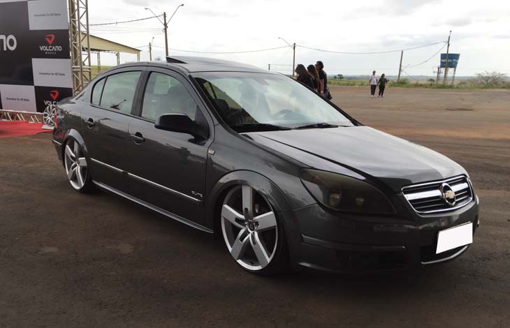 Vectra Elite rebaixado com rodas Volcano Santorini aro 20