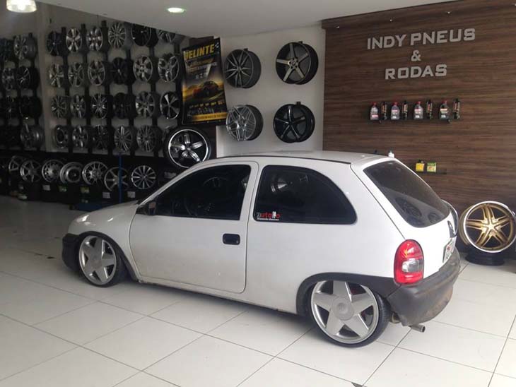 Corsa com rodas aro 17