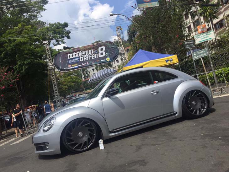 Fusca TSI rebaixado com rodas aro 20
