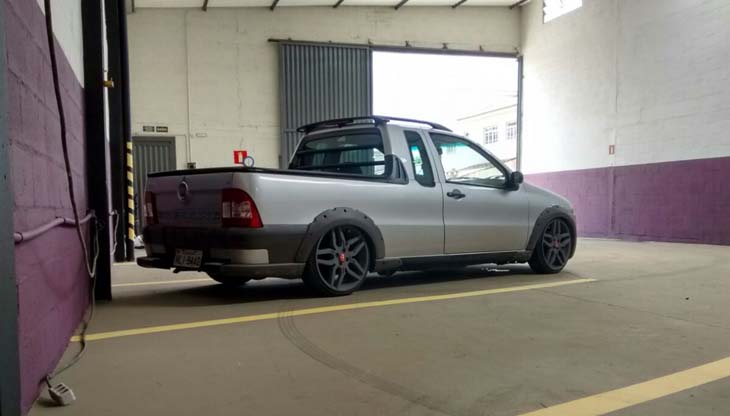 Fiat Strada rebaixada com rodas aro 18