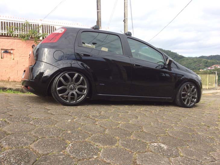 Fiat Punto rebaixado com rodas Volcano London aro 17