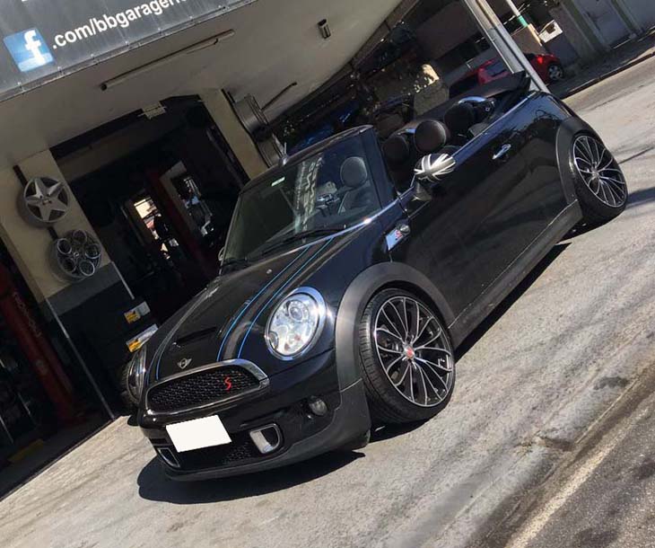 Mini Cooper S rebaixado com rodas aro 20 e Molas Macaulay