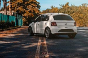 Gol G7 rebaixado com rodas aro 17